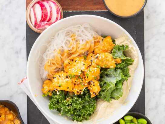 RAPEAA TOFUA TAHINI-SRIRACHAKASTIKKEELLA