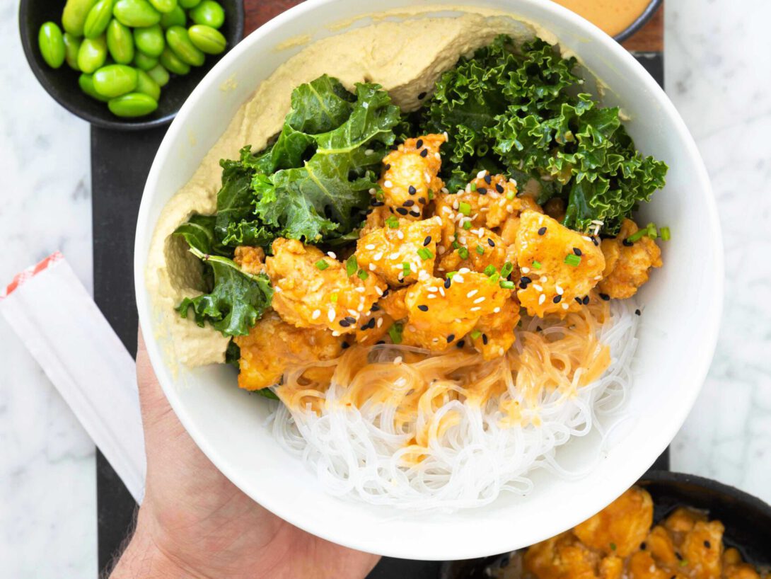 RAPEAA TOFUA TAHINI-SRIRACHAKASTIKKEELLA