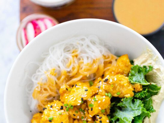 RAPEAA TOFUA TAHINI-SRIRACHAKASTIKKEELLA