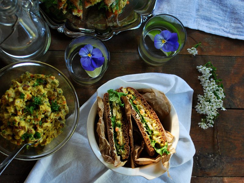 Kesän paras piknik-eväs – Täytetyt tofusalaattileivät | Jalotofu